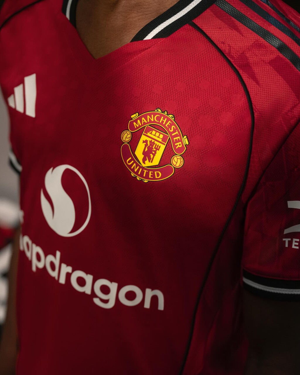 Manchester United Unveil 2025/26 Home Kit Inspired by Old Trafford | Tukio
